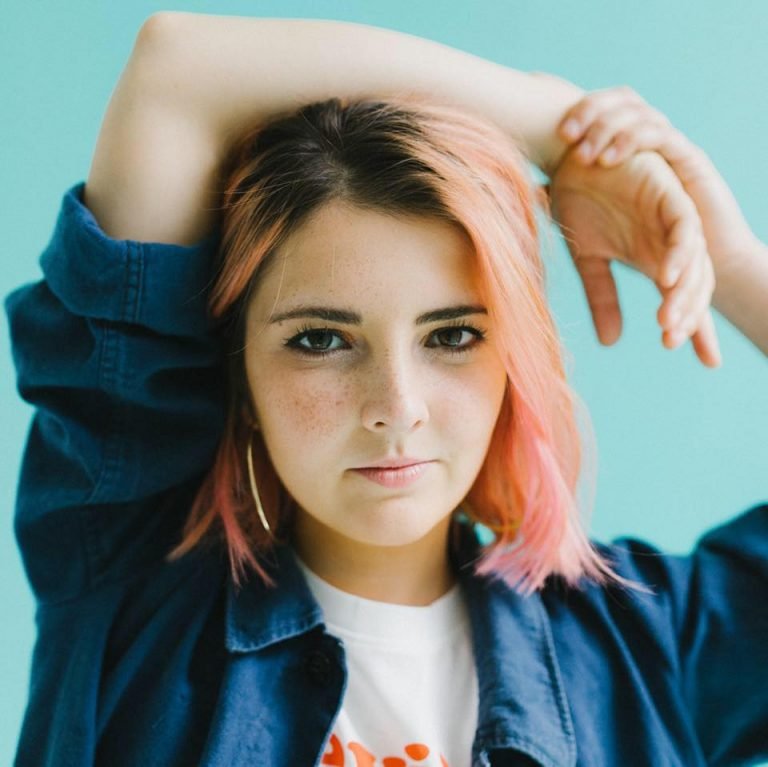 Emily Burns drops her “Vanilla Sundae” single feat. Olivia Nelson