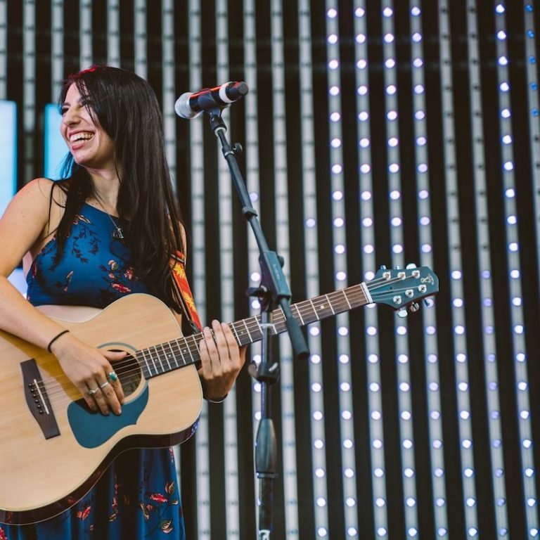 Katie Ferrara releases an alternative-pop tune, “Weightless”