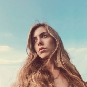 Alice Gray releases a charming dream-pop tune, “Paradise”