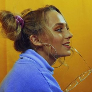 Chloe Bee releases a jazzy neo-soul tune, entitled, “Wet Cement”