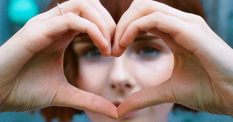 BETSIE GØLD unveils a superstitious pop tune, entitled, “Friday the 13th”