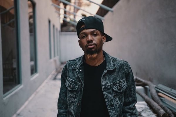 Chizzy Stephens releases an in-studio video for his “T-Pain” single