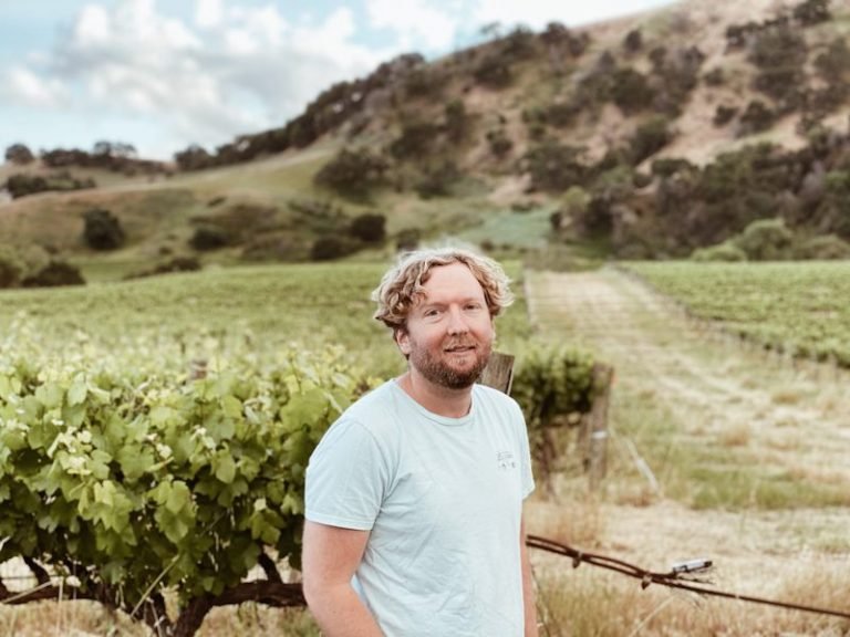 John Brazell unveils a delightful acoustic-pop tune, entitled, “Peaches”