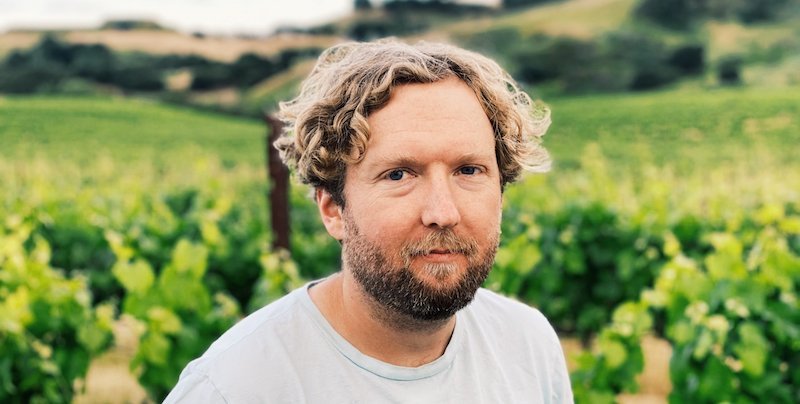 John Brazell unveils a delightful acoustic-pop tune, entitled, “Peaches”