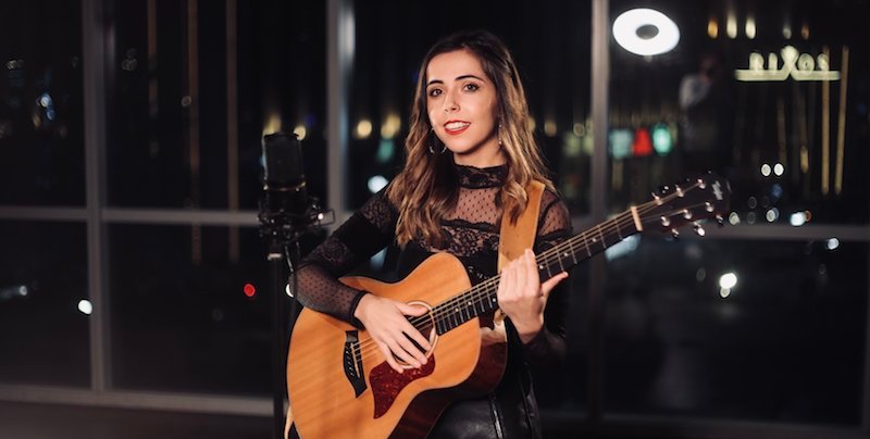 Ellen Louise unveils a sentimental pop ballad, “Sandcastles”