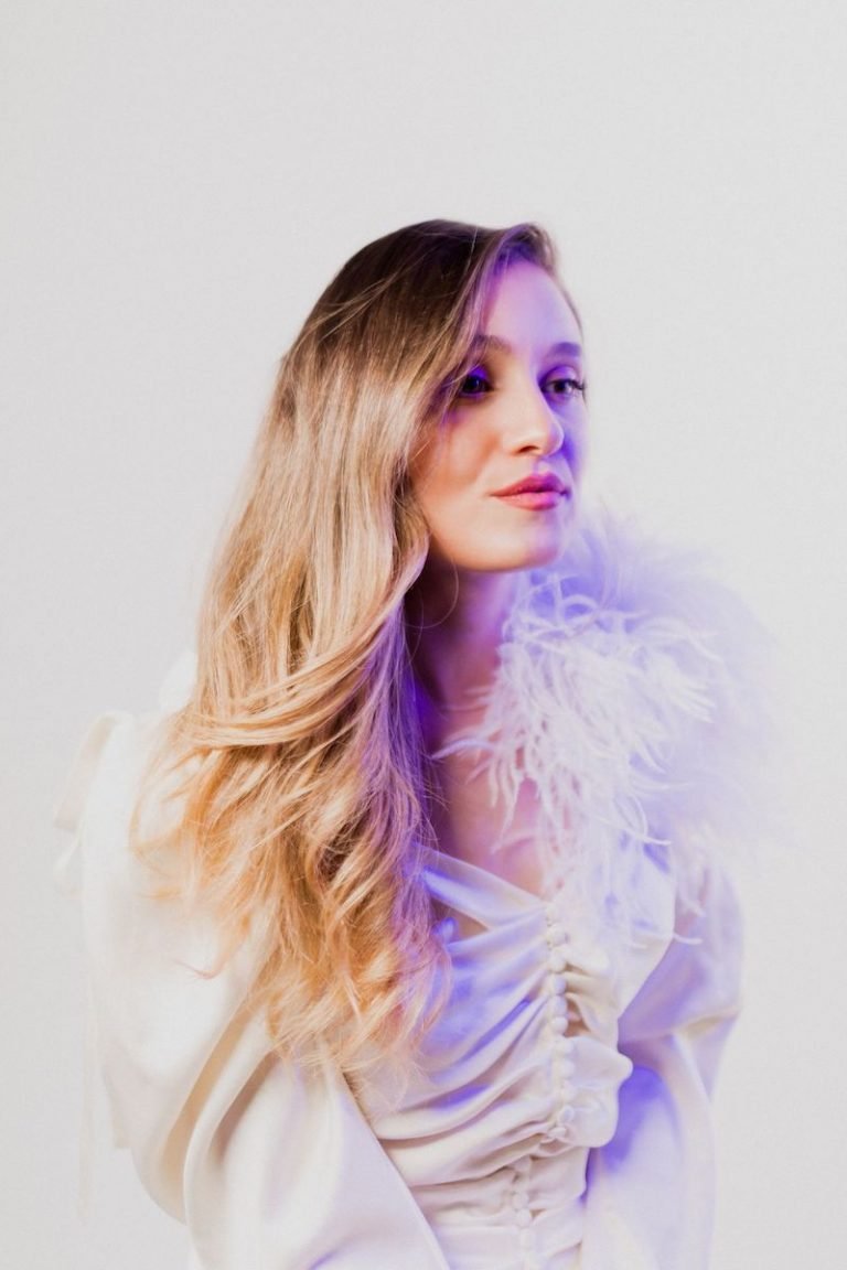 Mia Vaile releases an alternative-rock tune, entitled, “American Dream”