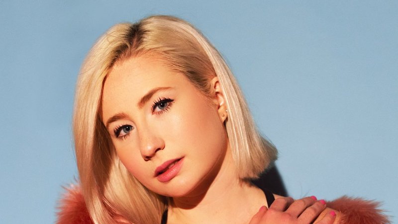 Kat Saul unveils an emo-alternative pop tune, entitled, “Alright”