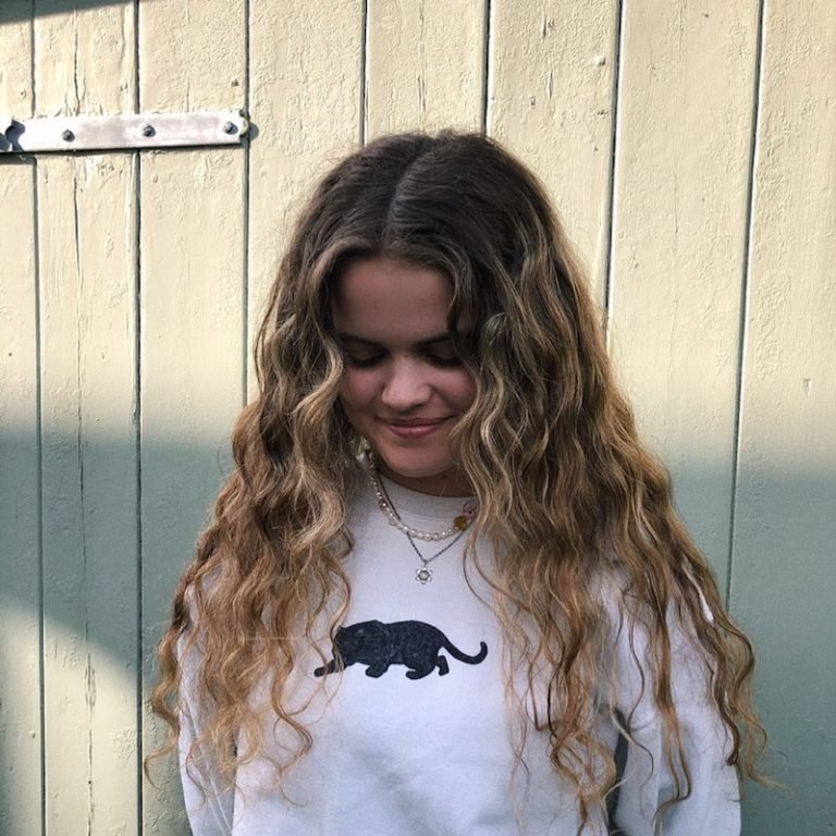 Daisy Clark releases an appealing video for her “Front Row” single