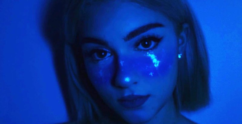 Izabel releases a lovely indie-pop tune, entitled, “123”