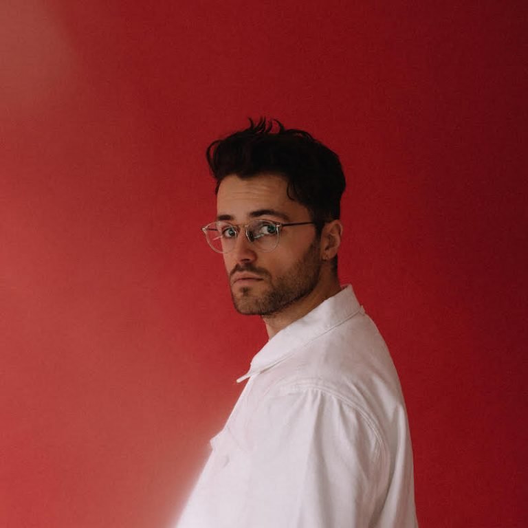 Scott Quinn releases a lovely pop tune, entitled, “Hands Across the Table”