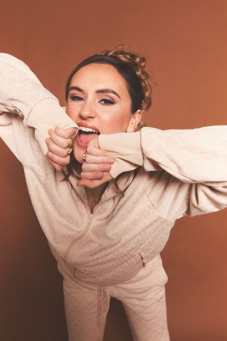 Wallis releases a lovely pop single, entitled, “Ain't That Kinda Girl”