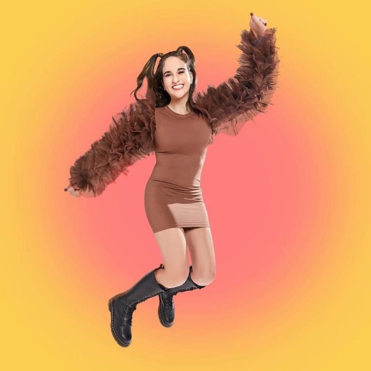 Ava Della Pietra drops a gripping new ballad, titled, 'it started with u'