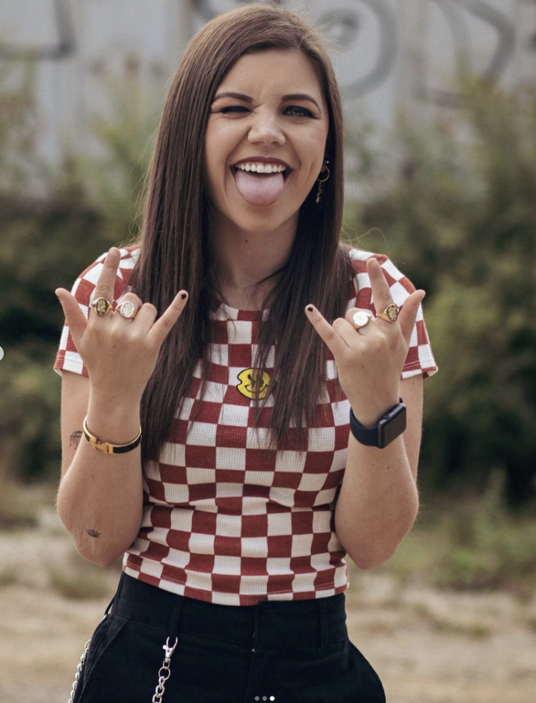 Amanda Ayala releases an alternative-pop single, “Rags to Riches”