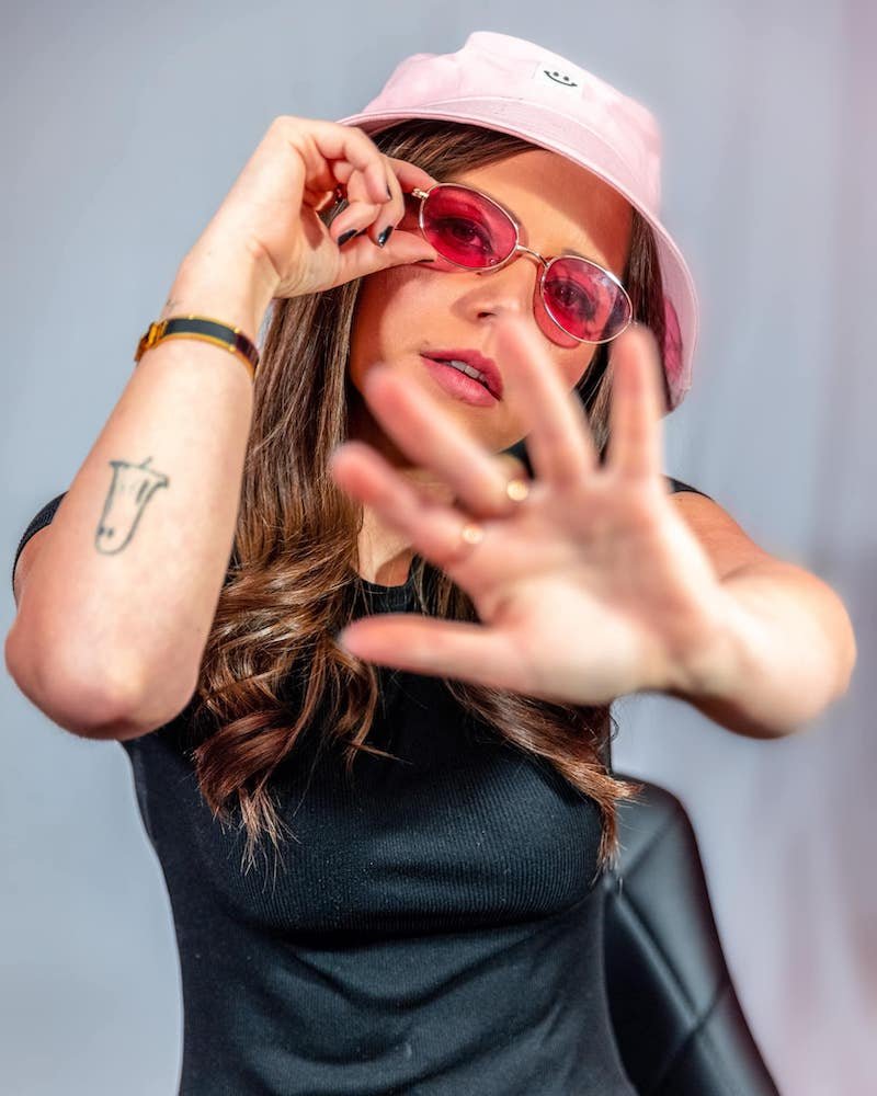 Amanda Ayala releases an alternative-pop single, “Rags to Riches”