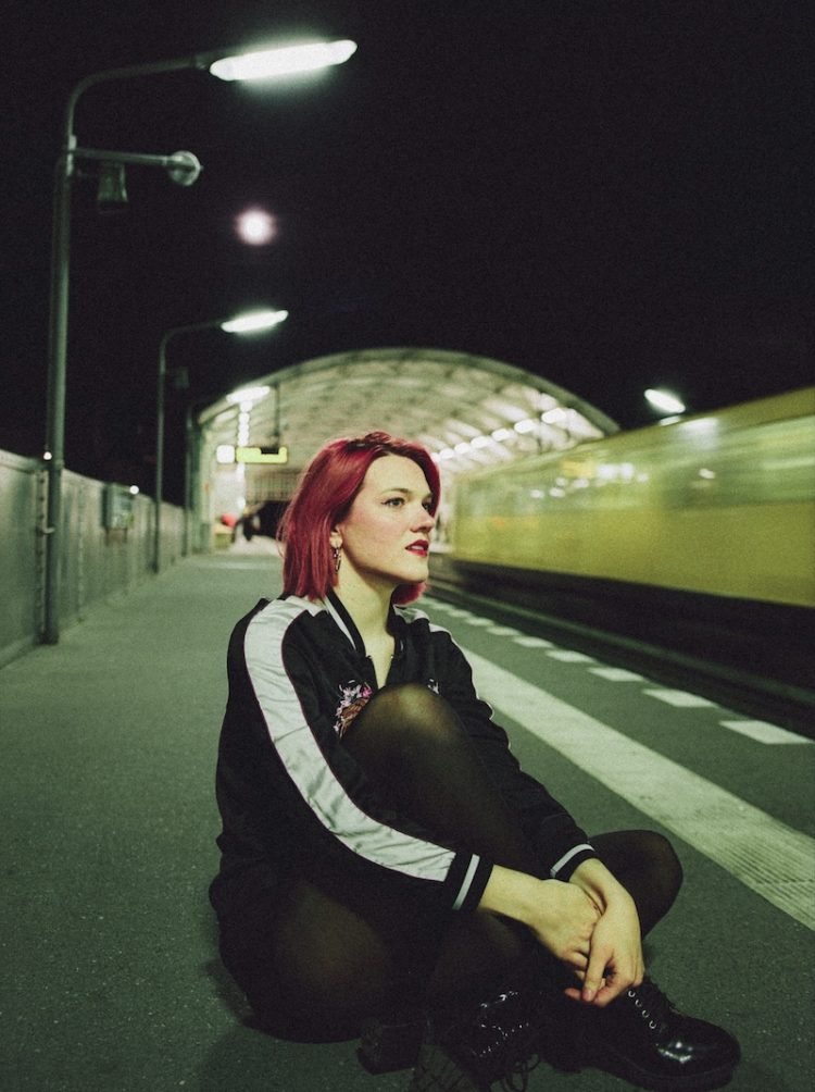 Helaine Vis drops a sweet lyric visualizer for her “No Sugar” single