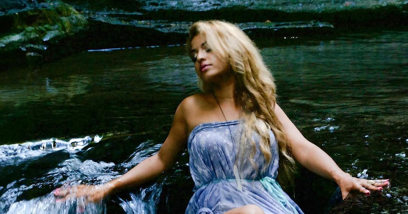 Listen to Amanda Holley's New "SEASONING" Single